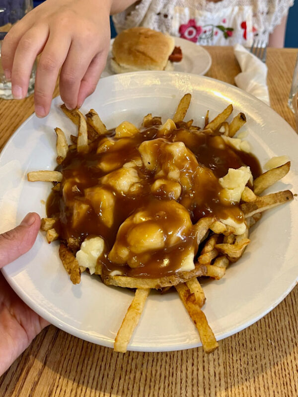 Breve historia del poutine y sus andares